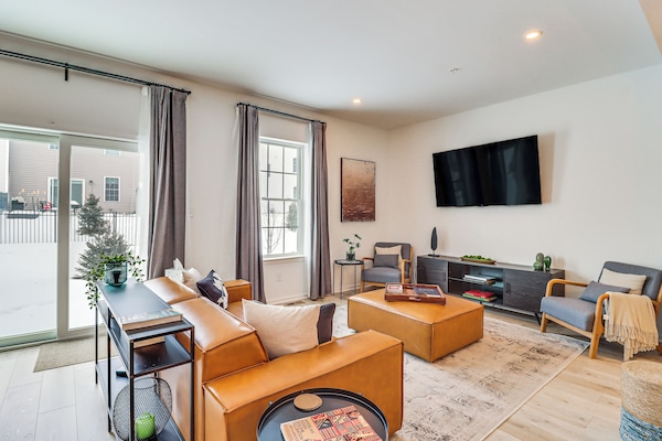 Half-mi To The Triangle! Chic Emmaus Townhome - Allentown, PA