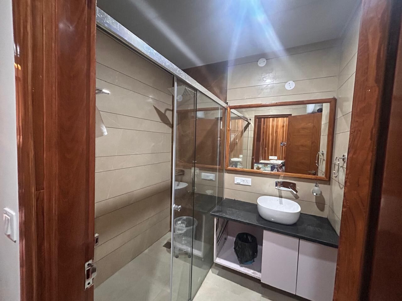 Chuveiro, produtos de toalete grátis, toalhas de banho, sabonete