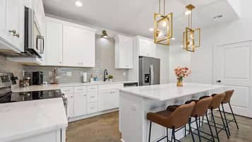 Casa superluxo, 2 quartos | Cozinha privada | Cafeteira/chaleira