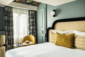 Roupas de cama premium, cofres nos quartos, escrivaninha