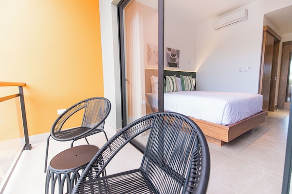 Quarto urbano, 1 cama Queen, sacada, vista para o pátio | Cofres nos quartos, individualmente decorados, escrivaninha