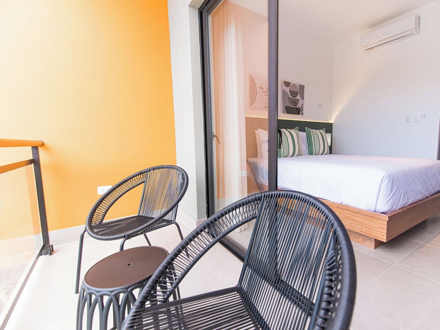 Quarto Cidade, 1 cama queen-size, varanda, vista para o pátio | Cofre no quarto, com decoração personalizada, secretária