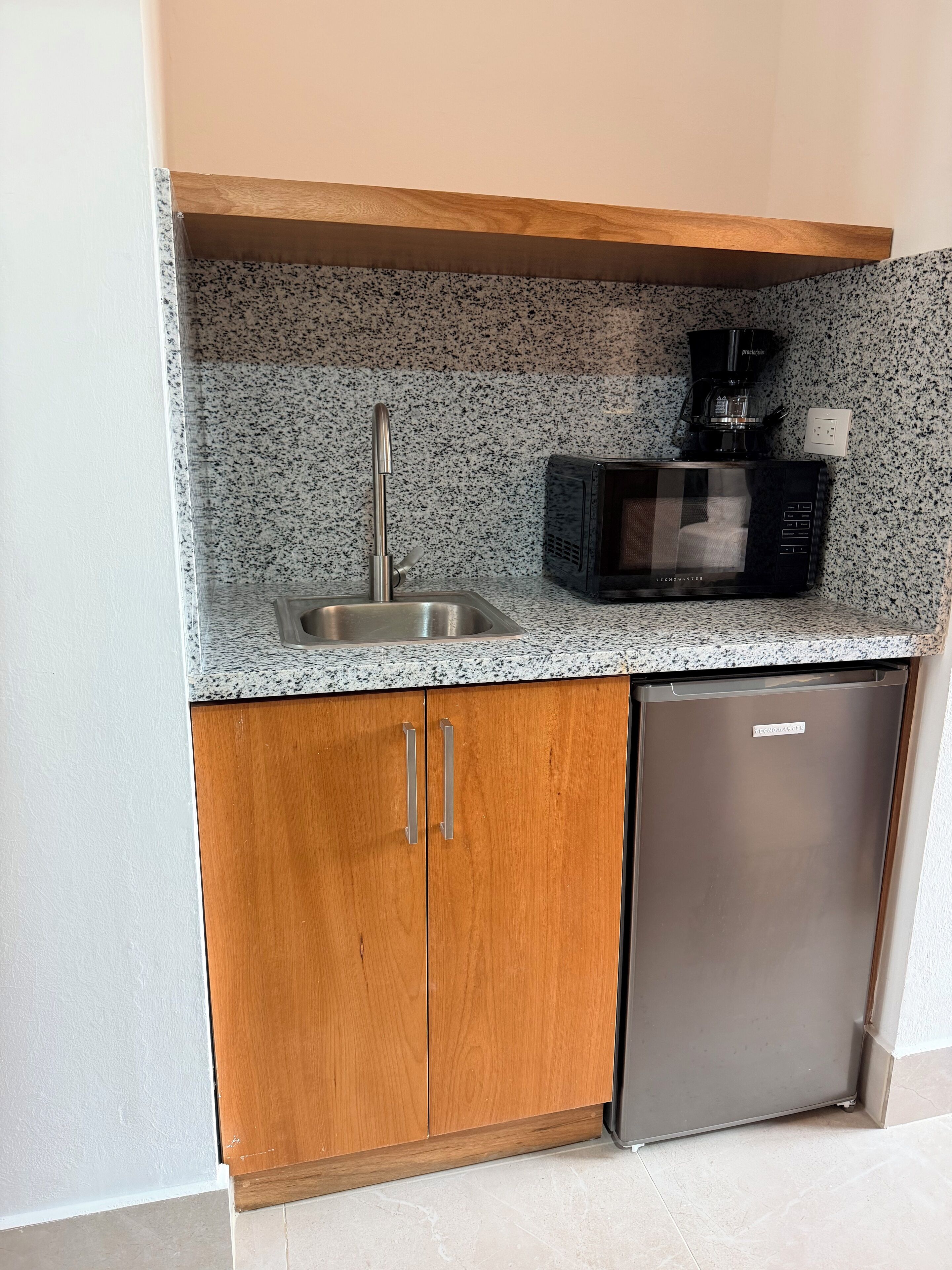 Quarto conforto, sacada, vista parcial para o mar | Cozinha privada | Micro-ondas, cafeteira/chaleira