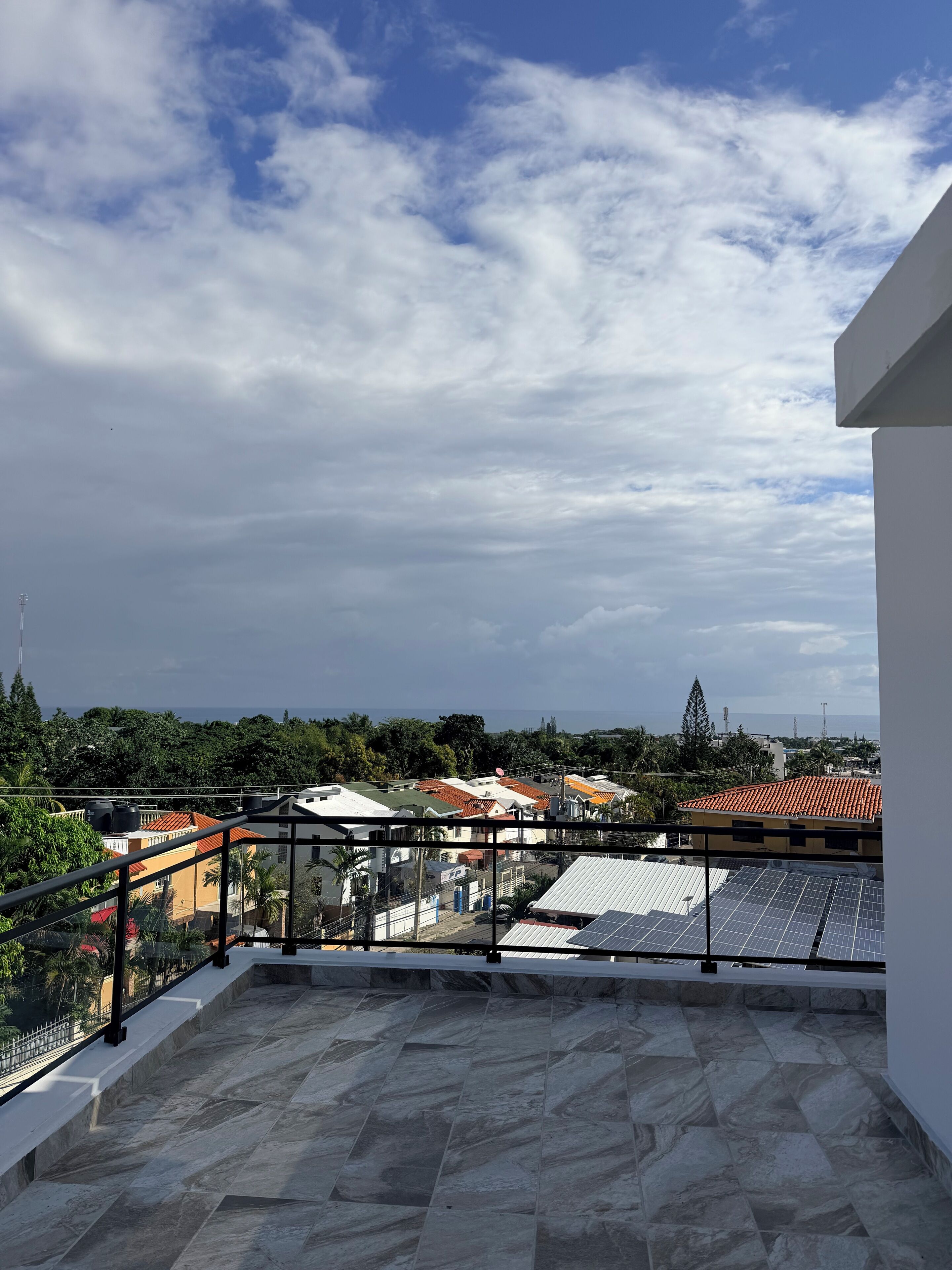 Quarto conforto, sacada, vista parcial para o mar | Área da propriedade