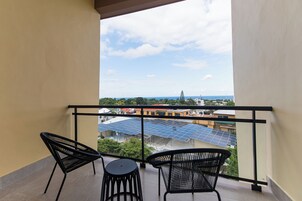 Quarto Cidade, 1 cama queen-size, varanda, vista para o pátio | Terrenos do alojamento