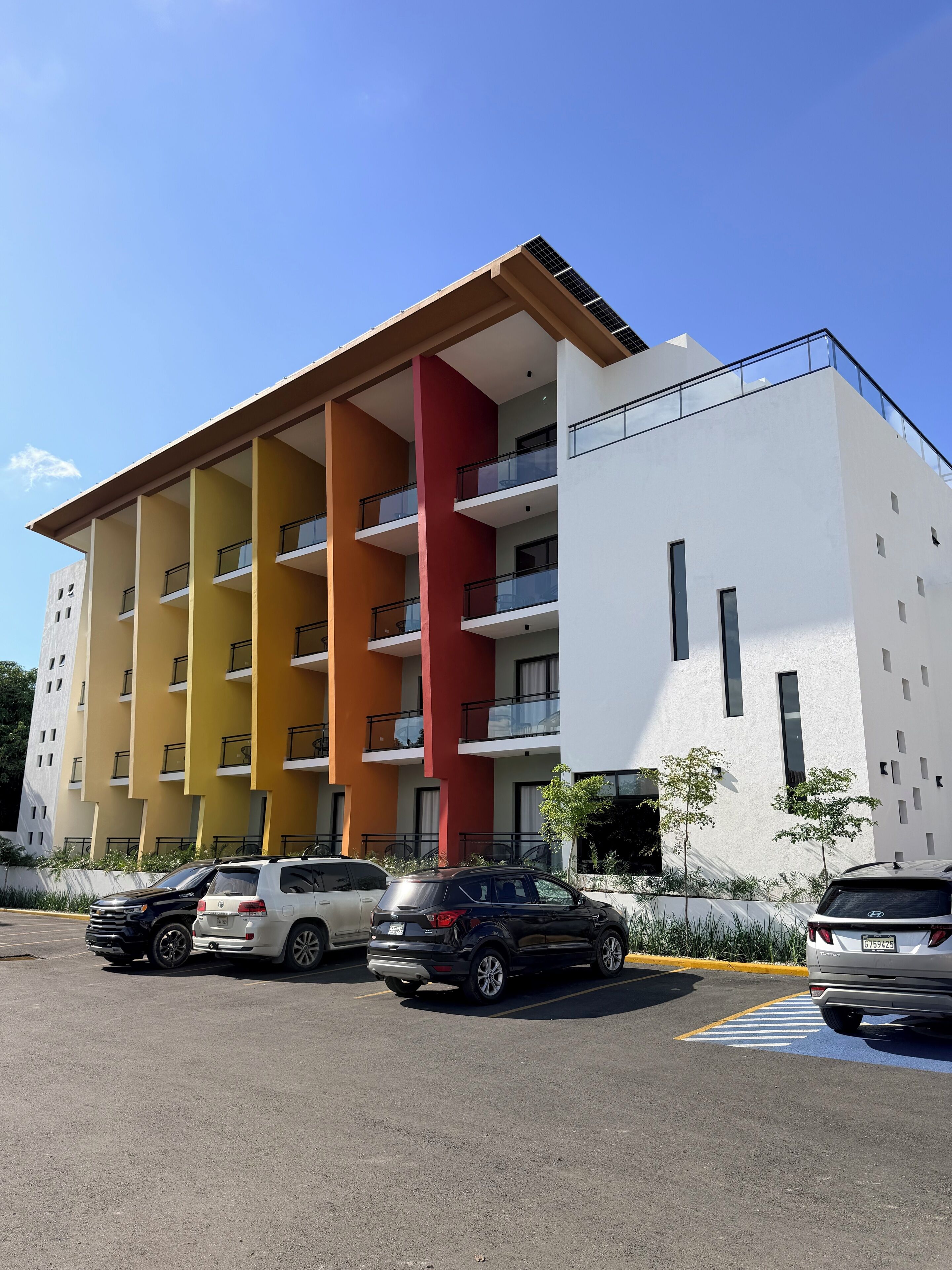 Quarto conforto, sacada, vista parcial para o mar | Fachada