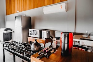 Quarto Deluxe, varanda, vista para o jardim | Cozinha privada