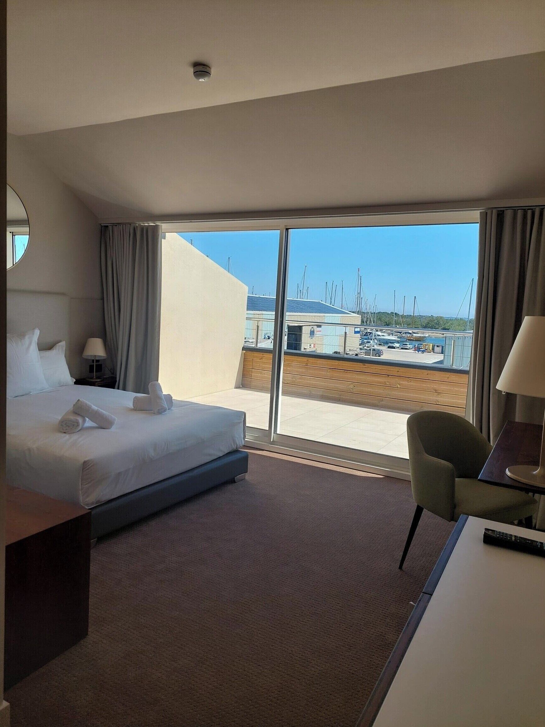 Quarto Duplo Deluxe, vista para a marina | Cofre com capacidade para portátil, secretária, Wi-fi grátis 