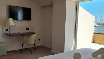 Quarto Duplo Deluxe, vista para a marina | Cofre com capacidade para portátil, secretária, Wi-fi grátis