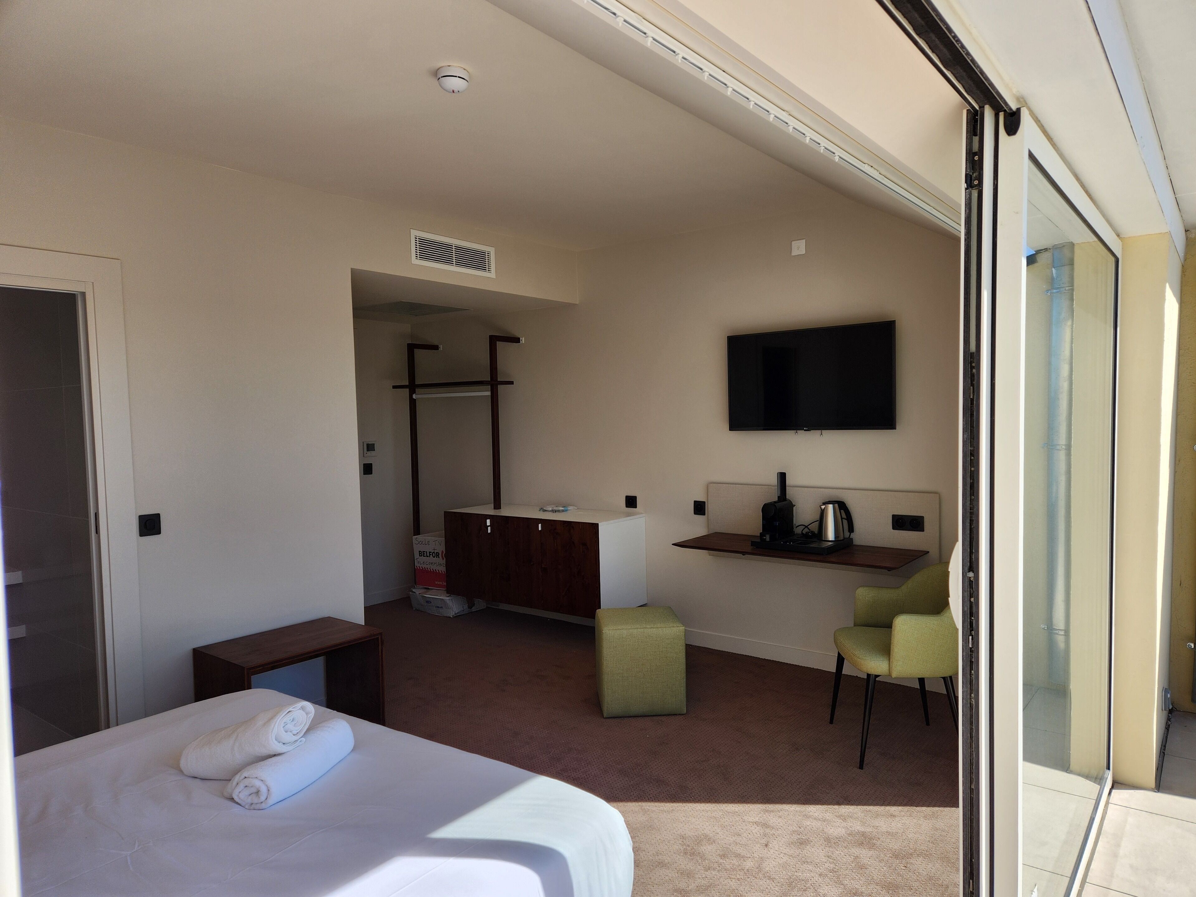 Quarto casal luxo, vista para a marina | Cofres nos quartos, escrivaninha, Wi-Fi de cortesia