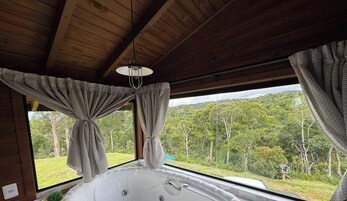 Chalé luxo, banheira de hidromassagem, vista para a montanha | Comodidades do quarto