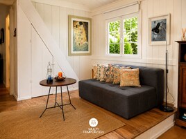 Linda Casa em Estilo Germânico em Rancho Queimado - SC | Sala de estar | Televisor de 42 polegadas com canais digitais