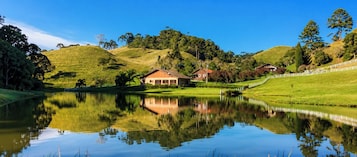 Linda Casa em Estilo Germânico em Rancho Queimado - SC | Vista para o lago