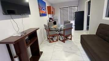 Apartamento Clássico, 3 quartos, pátio | Sala de estar