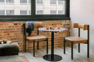 Apartamento Comfort, 1 cama king-size, cozinha, Vista para a cidade | Refeições no quarto