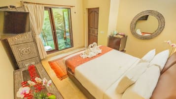 Quarto casal básico | Escrivaninha, Wi-Fi de cortesia