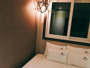 Quarto casal superior, vista para a cidade | Quartos à prova de som, Wi-Fi de cortesia