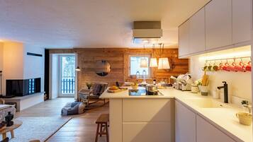 Apartamento família, vários quartos (Casa Giardini in Dolonne) | Cozinha americana privada | Geladeira, micro-ondas, fogão, cooktop