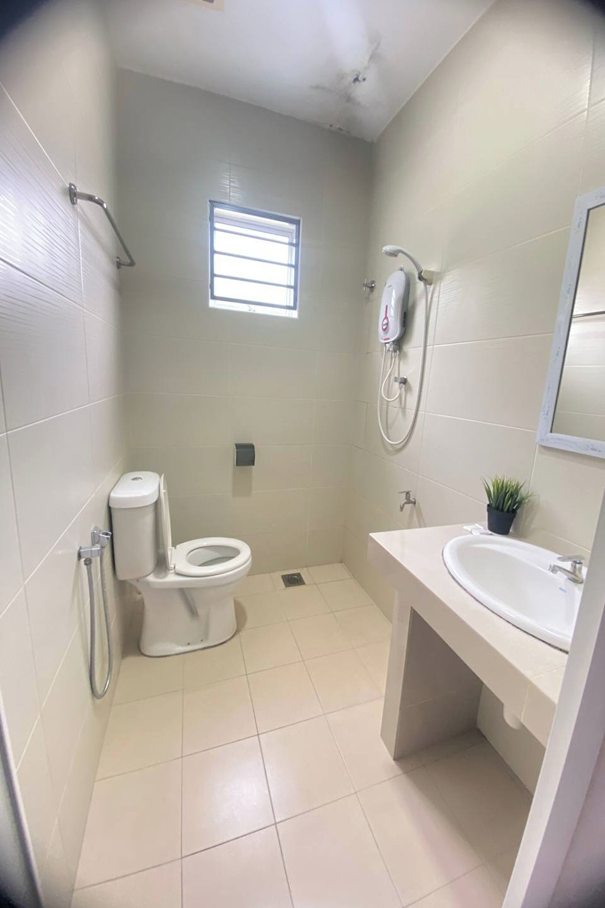 Quarto Duplo Deluxe, 1 cama queen-size | Casa de banho | Um polibã, artigos de higiene pessoal grátis, toalhas fornecidas 