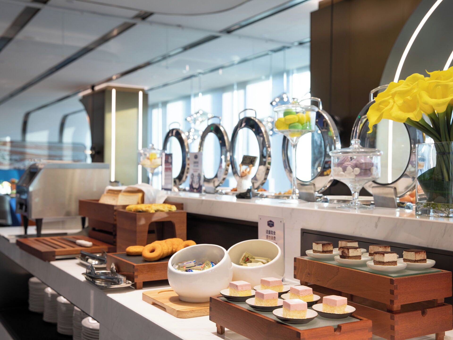 Café da manhã com buffet grátis todos os dias