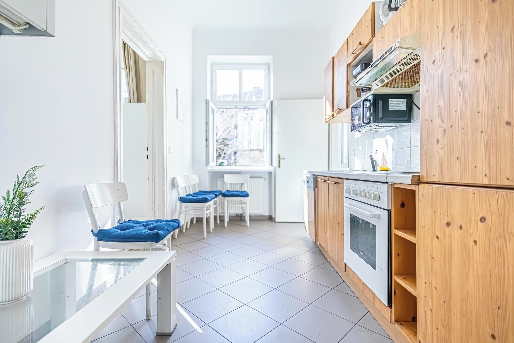 Quarto básico | Cozinha privada | Geladeira, micro-ondas, fogão, cooktop