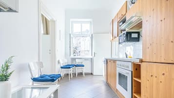 Quarto básico | Cozinha privada | Geladeira, micro-ondas, fogão, cooktop