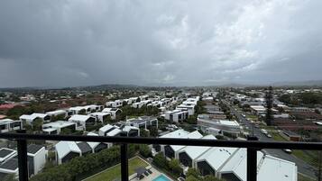 Zona residencial com casas modernas, piscina e vista do bairro ao redor.