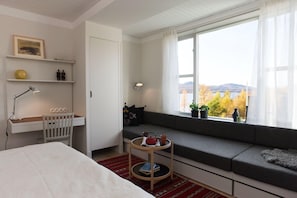 Quarto Duplo Standard | Cofre no quarto, secretária