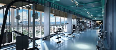 Uma academia com diversos equipamentos de exercício, amplas janelas com vista para a cidade e teto alto com iluminação azul.