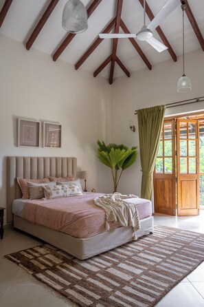 Vila luxo, sacada, vista para a piscina | Ferros/tábuas de passar roupa, Wi-Fi de cortesia