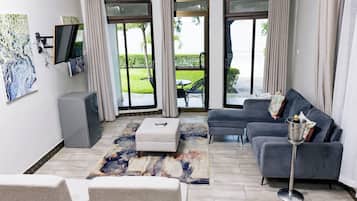 Quarto executivo, vista para o lago | Frigobar, escrivaninha, Wi-Fi de cortesia, roupa de cama