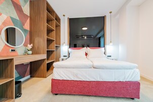 Quarto Duplo Superior, Vista para a cidade | Minibar, secretária adequada para computadores portáteis