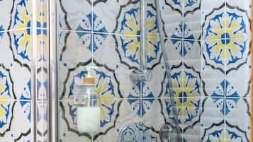 Quarto Individual (14) | Casa de banho | Um polibã, um secador de cabelo, toalhas fornecidas, sabão