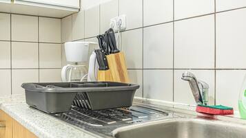 Apartamento básico | Cozinha privada | Geladeira, micro-ondas, fogão, cooktop