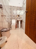Um polibã, artigos de higiene pessoal grátis, toalhas fornecidas, sabão