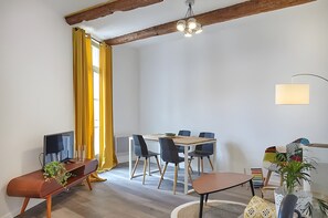 Apartamento luxo, vista para a cidade | Área de estar