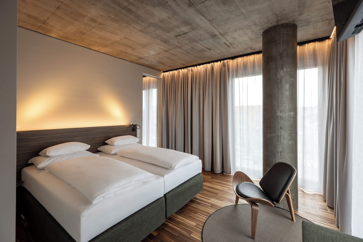 Suíte empresarial, 1 cama de casal e sofá-cama, para não fumantes, ar-condicionado | Cofres nos quartos, escrivaninha, espaço de trabalho para notebook