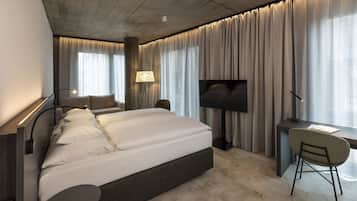 Quarto casal ou duplo empresarial, vista para a cidade | Cofres nos quartos, escrivaninha, espaço de trabalho para notebook