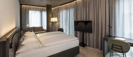 Quarto casal ou duplo empresarial, vista para a cidade | Cofres nos quartos, escrivaninha, espaço de trabalho para notebook