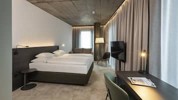 Quarto casal ou duplo empresarial, vista para a cidade | Cofres nos quartos, escrivaninha, espaço de trabalho para notebook