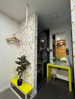 Chuveiro, produtos de toalete grátis, secador de cabelo, chinelos