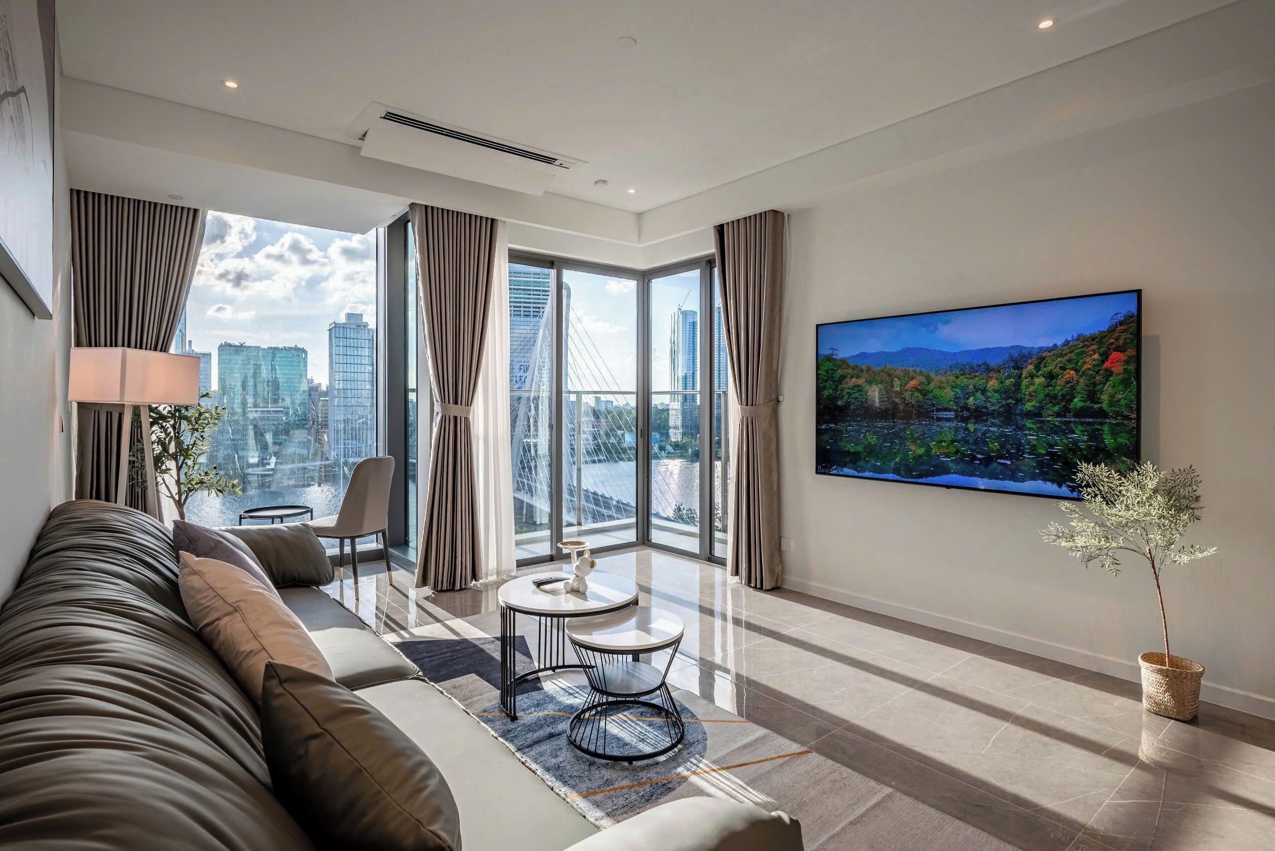 Apartamento Deluxe, 3 quartos, varanda | Sala de estar | Smart TV de 47 polegadas com canais por cabo, filmes pagos 