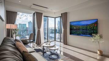 Apartamento Deluxe, 3 quartos, varanda | Sala de estar | Smart TV de 47 polegadas com canais por cabo, filmes pagos