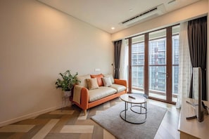 Apartamento luxo, 1 quarto, sacada | Área de estar | Smart TV 47 polegadas com canais a cabo, filmes pagos