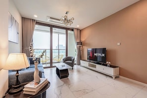 Apartamento luxo, 3 quartos, sacada | Área de estar | Smart TV 47 polegadas com canais a cabo, filmes pagos