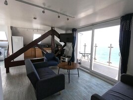 Apartamento superior, vista para o mar | Área de estar