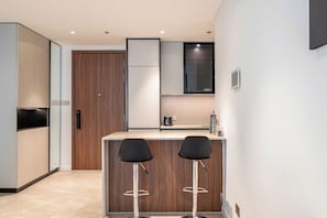Apartamento luxo, 1 quarto, sacada | Cozinha privada | Geladeira grande, micro-ondas, fogão, cooktop
