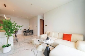 Apartamento luxo, 2 quartos, sacada | Área de estar | Smart TV 47 polegadas com canais a cabo, filmes pagos