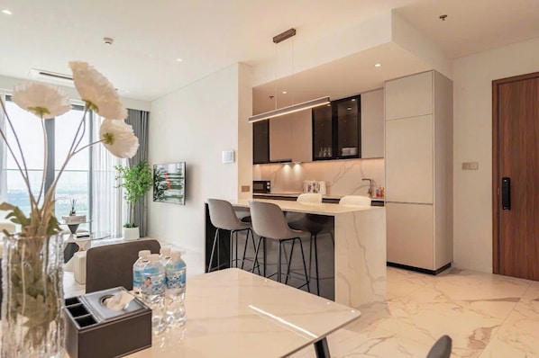 Apartamento luxo, 2 quartos, sacada | Cozinha privada | Geladeira grande, micro-ondas, fogão, cooktop