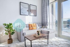 Apartamento, varanda | Sala de estar | Televisor 